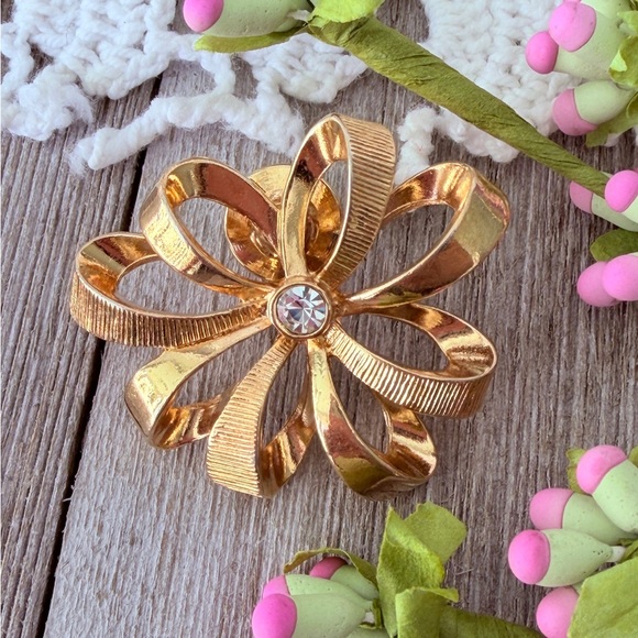Avon | Jewelry | Vintage Avon Gold Flower Lapel Pin Christmas Ribbon ...